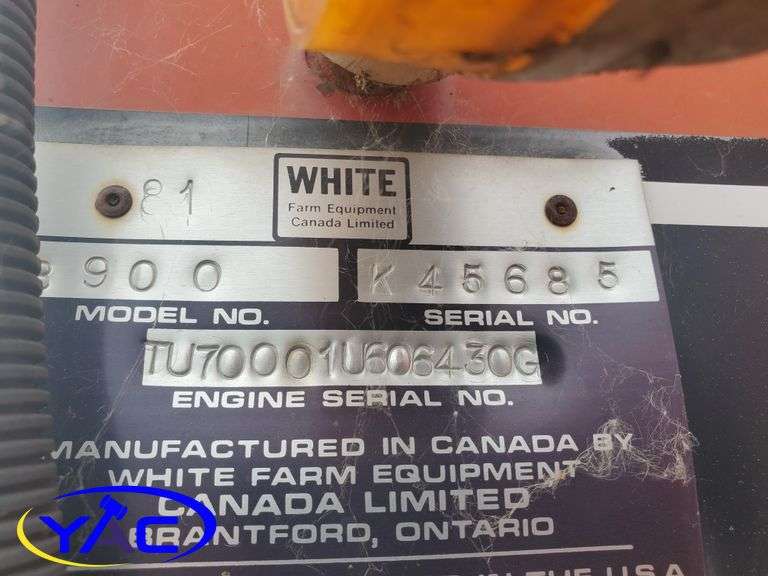 White 8900 Combine - Yorkton Auction Centre