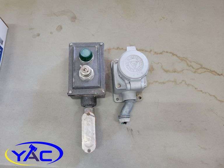 2 industrial 1 Plug - 1 Turn Key Switch Controls - Yorkton Auction Centre