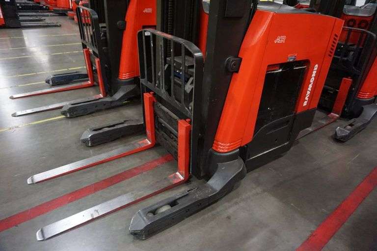 Raymond 7500 Universal Stance Reach Forklift - Yellow Tag Auctions