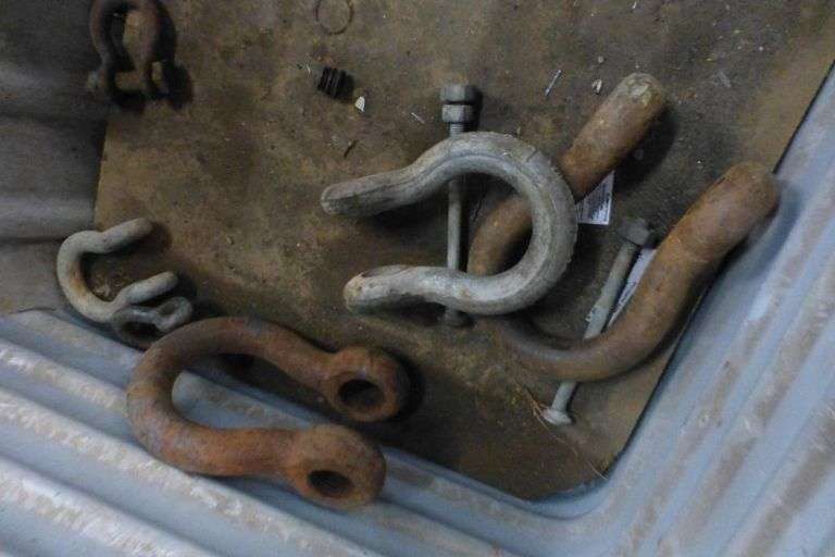 Lot of Assorted Shackles - Yellow Tag Auctions