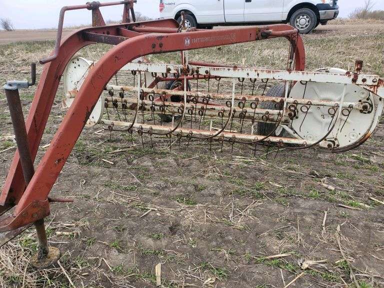 IH #14 ROLL BAR RAKE - 4 BAR - Ziemer Hilbrands Auctions