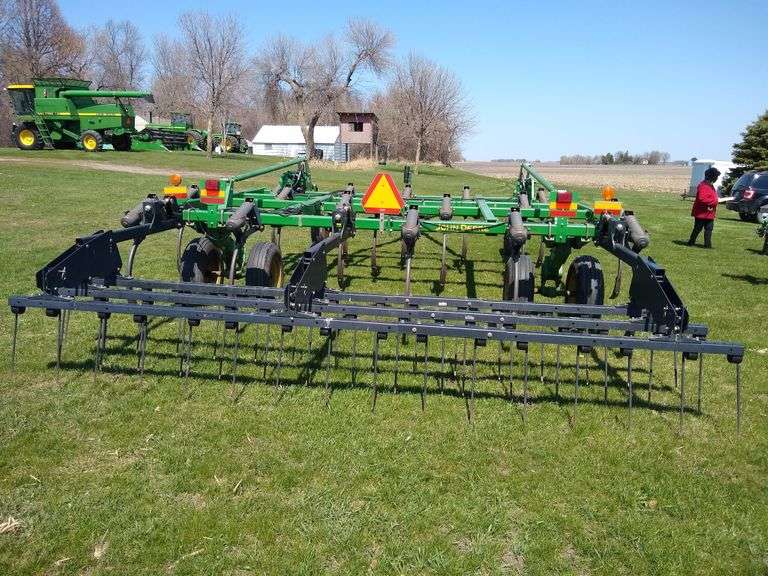 JD 2410 CHISEL PLOW - Ziemer Hilbrands Auctions