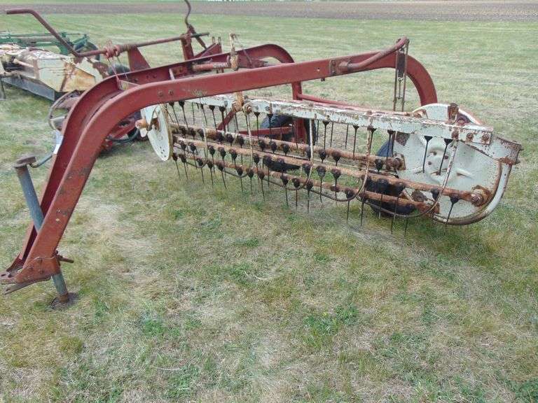 IH 5 BAR HAY RAKE - Ziemer Hilbrands Auctions