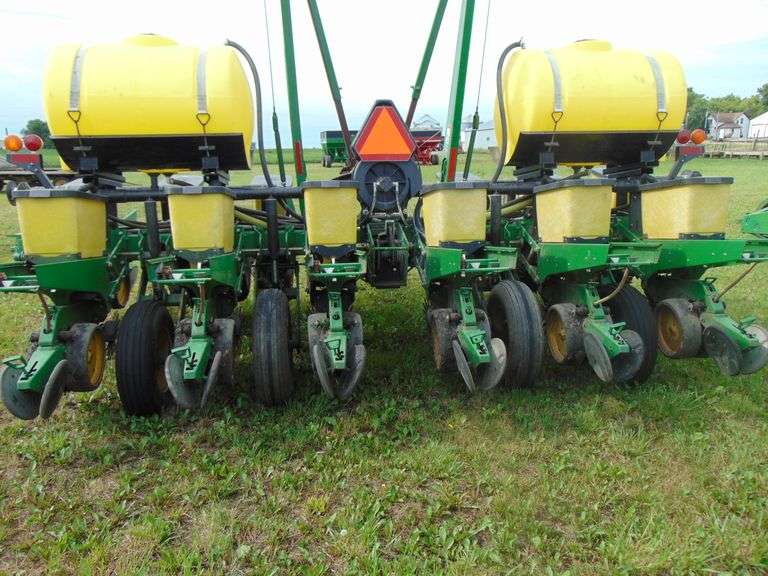 JD 7200 12 ROW 30 MAX EMERGE 2 FOLDING PLANTER - Ziemer Hilbrands Auctions