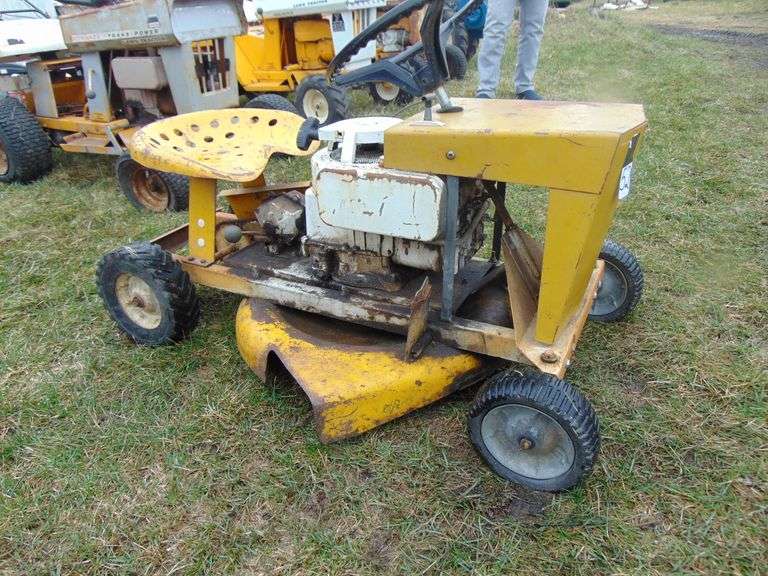 MUSTANG 8 HP BRIGGS & STRATON GARDEN TRACTOR - Ziemer Hilbrands Auctions